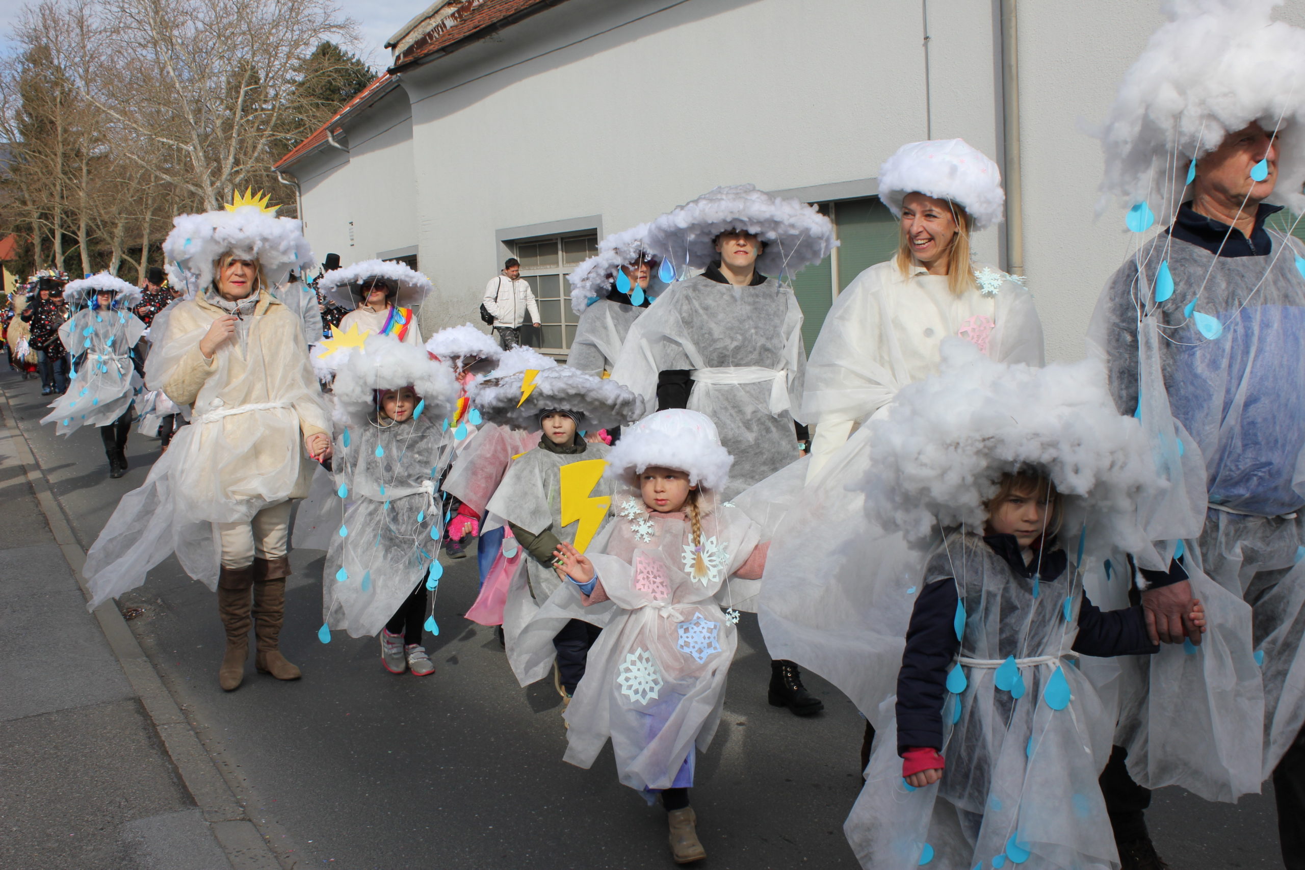 Pestra pustna povorka navdušila domačine - Novice.si