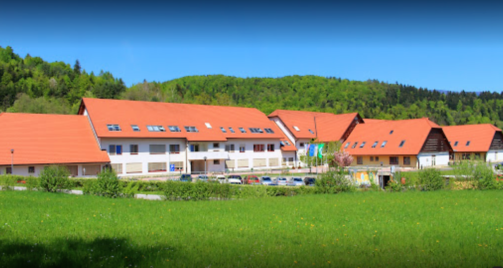 DOBRNA Maske šivajo tudi v CUDV - Novice.si